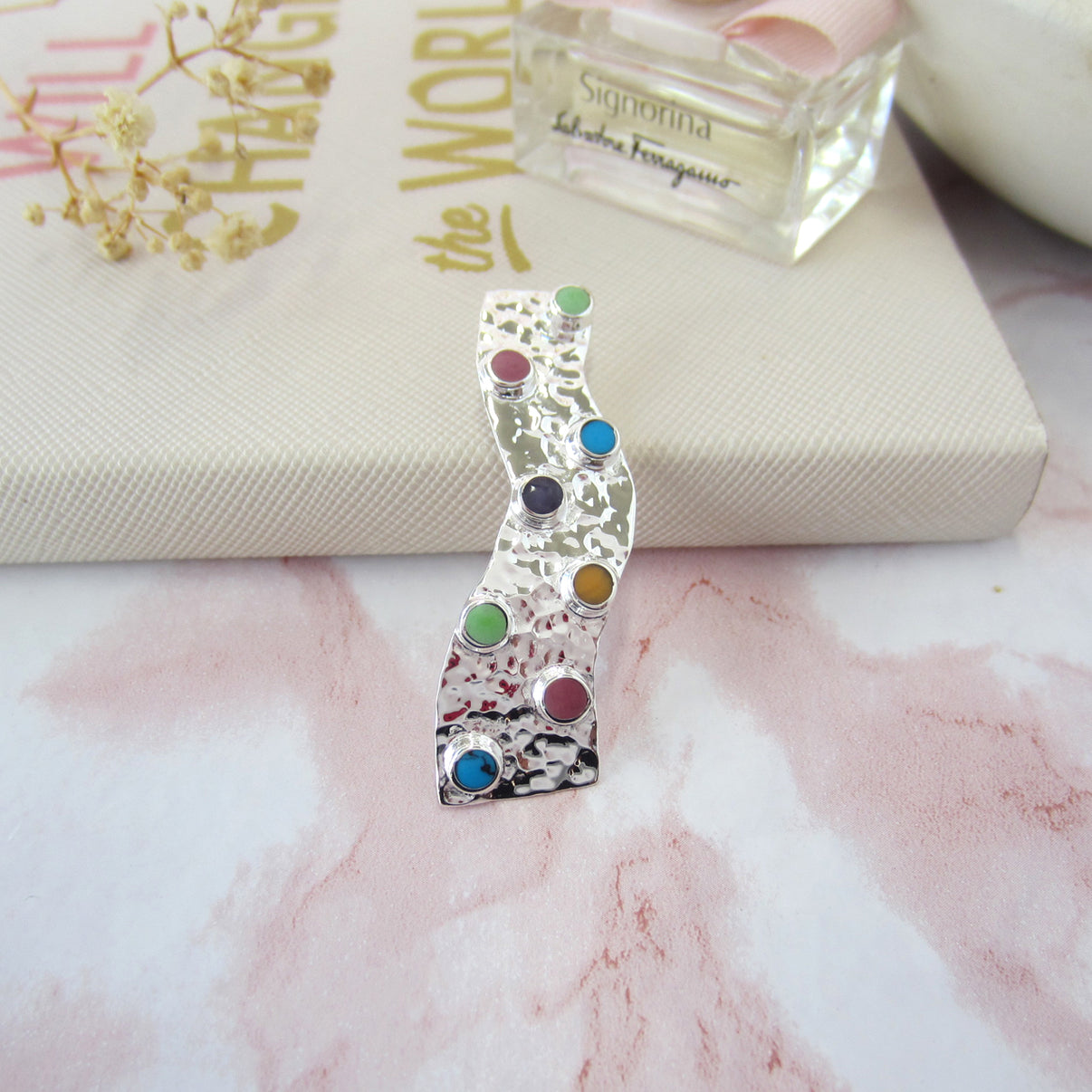 Dije plateado listón colorido – Petick Joyería Artesanal